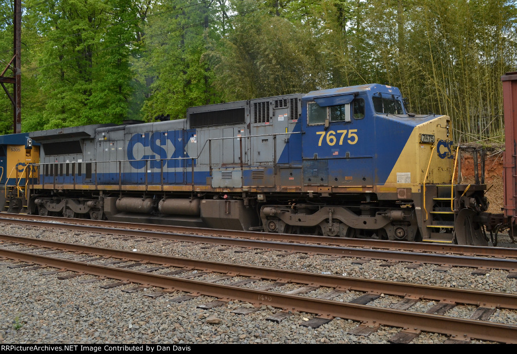 CSX C40-8W 7675 in somewhat dirty YN2 trails on Q438-07